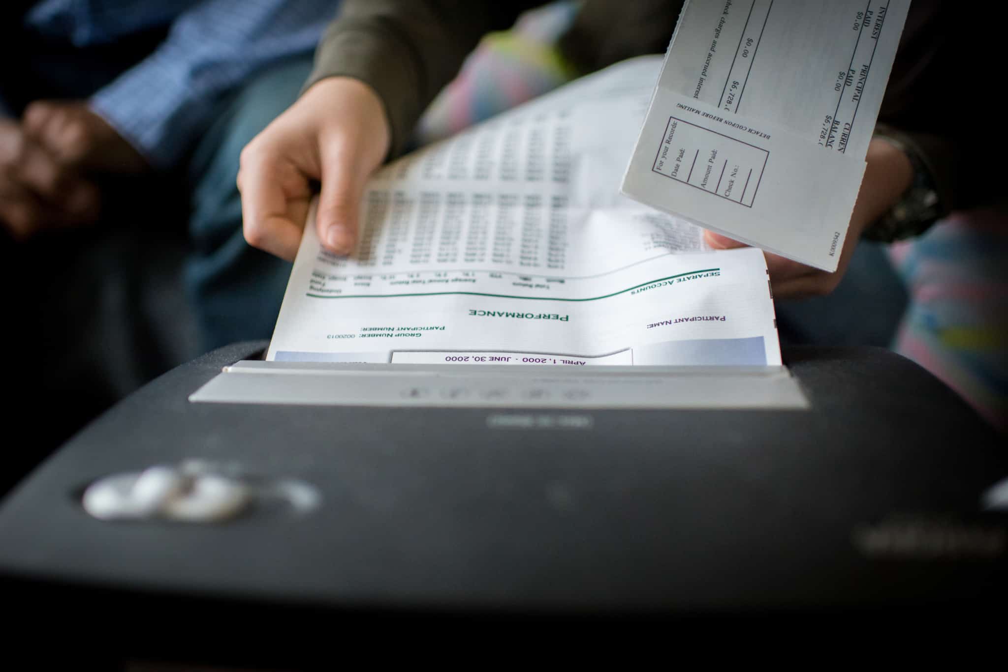 Sabe que documentos deve rasgar antes de os deitar fora?